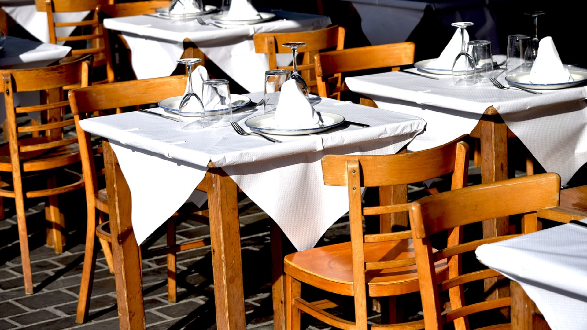 How Restaurant Tables Enhance Dining Experiences?
